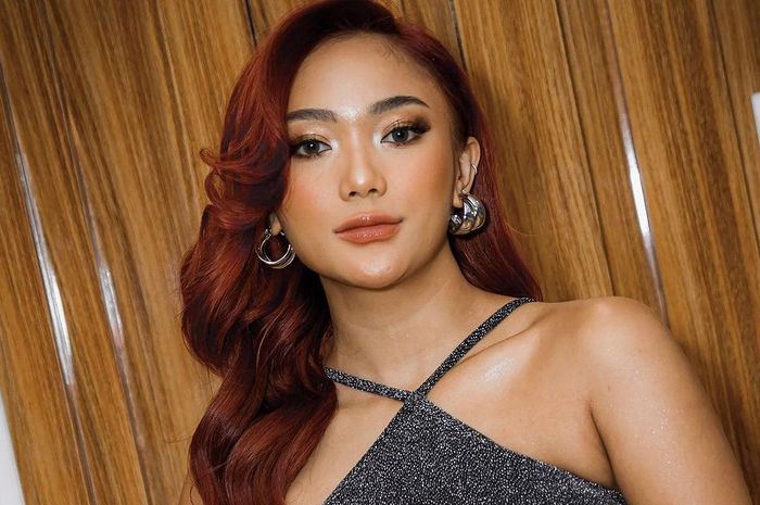 Semok Bak Gitar Spanyol, Gaya Seksi Marion Jola Pakai Dress Ketat Bling-bling Curi Perhatian - Stylo