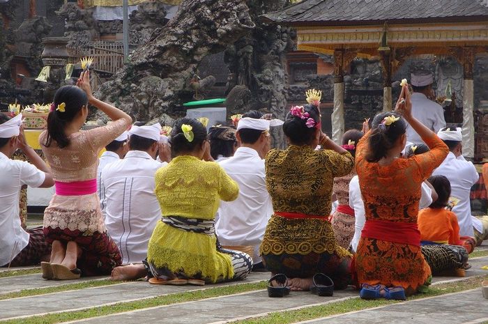 7 Upacara Adat di Indonesia yang Masih Dilestarikan hingga Kini dan ...