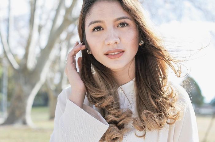 Acha Sinaga Tampil Feminin Kenakan Floral Dress, Kekinian Banget deh ...