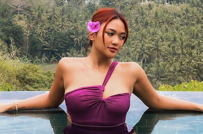 Sekarang Kayak Emak-emak! Marion Jola Dihujat Saat Pamer Paha Mulus Eksotis di Panggung - Stylo