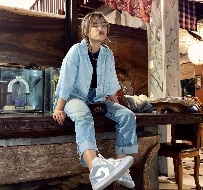 Jadi Seleb Dadakan, Lihat Gaya Fuji Pakai Tas Branded Harga 20 Jutaan ...