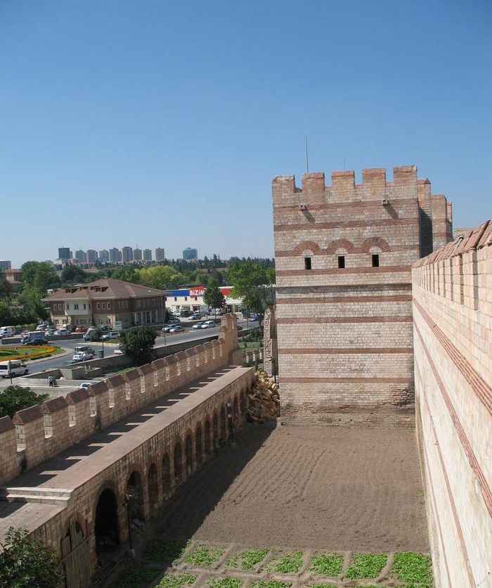 Peran Penting Tembok Theodosian di Masa Kekaisaran Bizantium - National ...
