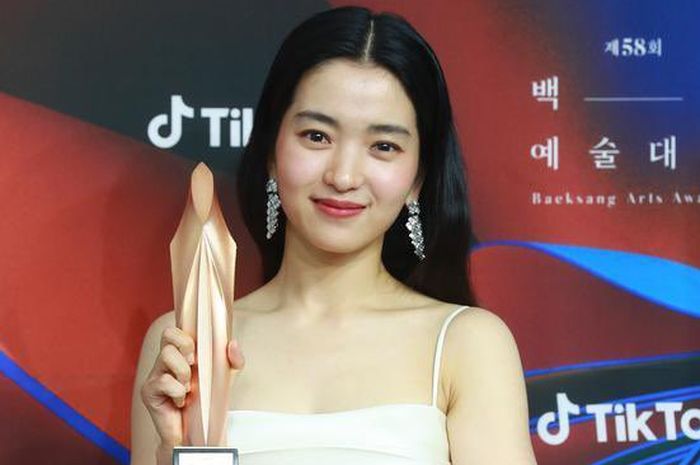 Kim Tae Ri Menang Best Actress Baeksang Art Awards Berkat Na Hee Do! - CewekBanget