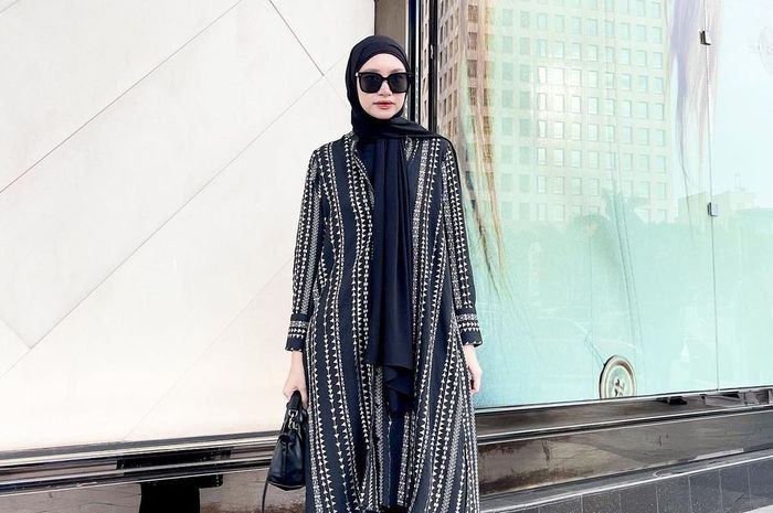 5 Model Tunik Hitam Bikin Slim dan Modis. Outfit Hijab Makin Kece ...