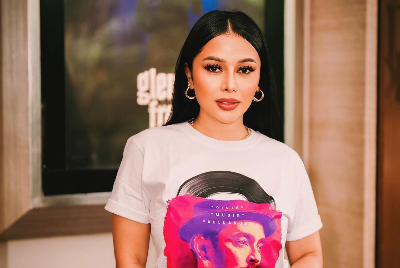 Agamanya Diperdebatkan, Potret Cantik Mutia Ayu Kenakan Kaftan Saat ...