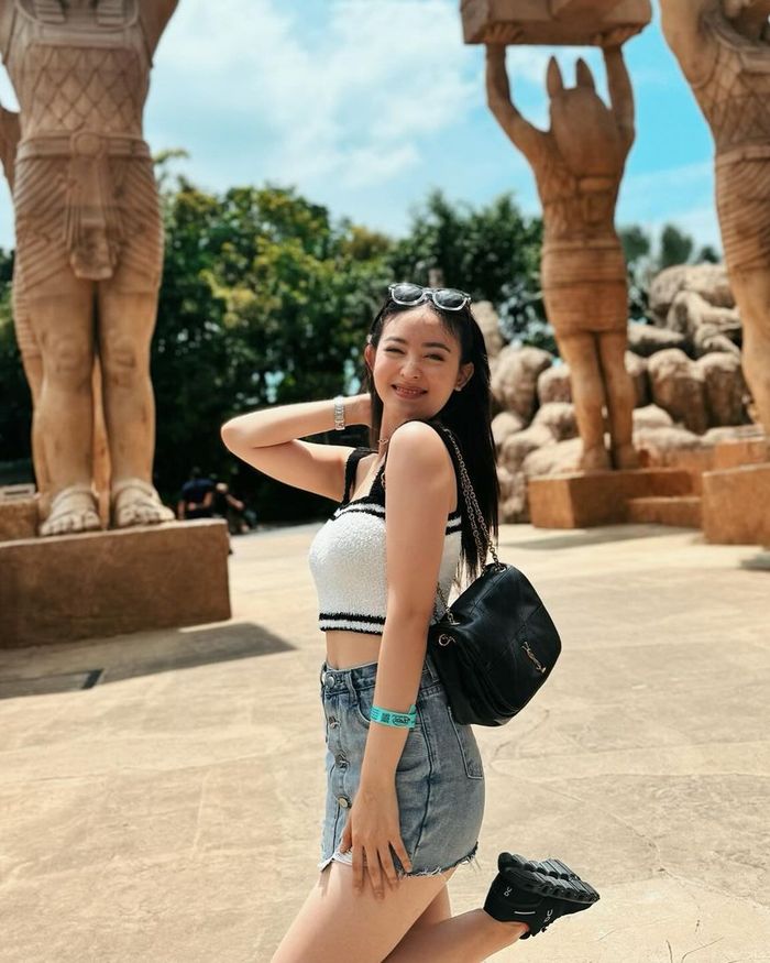 Gaya Seksi Natasha Wilona Kenakan Crop Top dan Rok Mini yang Aduhai ...