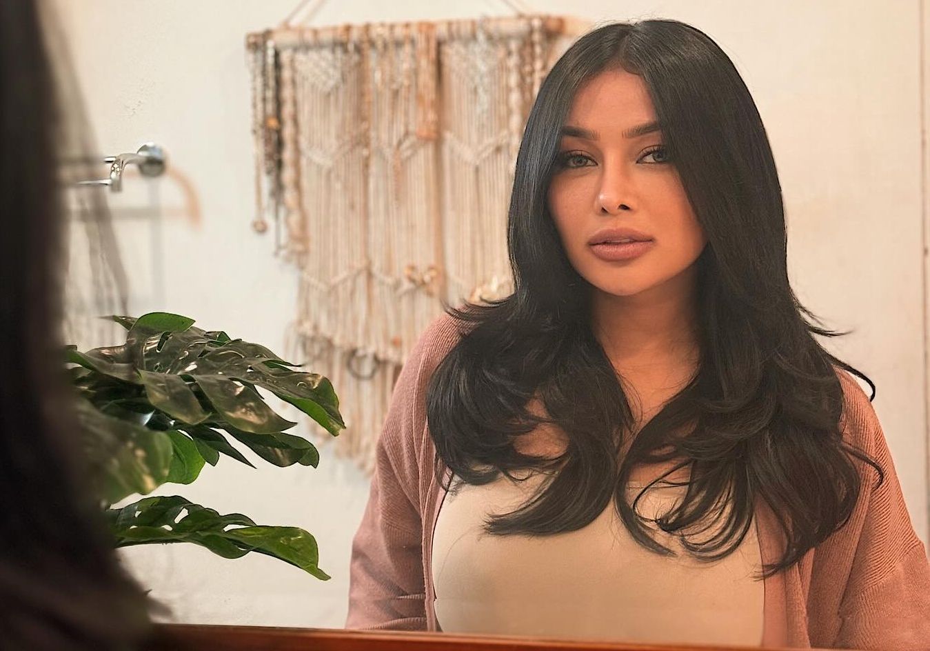 Pakai Baju Bolong di Dada, Gaya Seksi dan Hot Mutia Ayu Jadi Sorotan