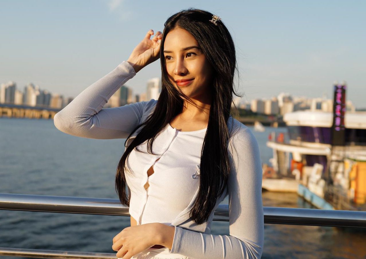 Gaya Liburan Anya Geraldine Pakai Baju Belahan Dada Rendah Dan Pamer 4700