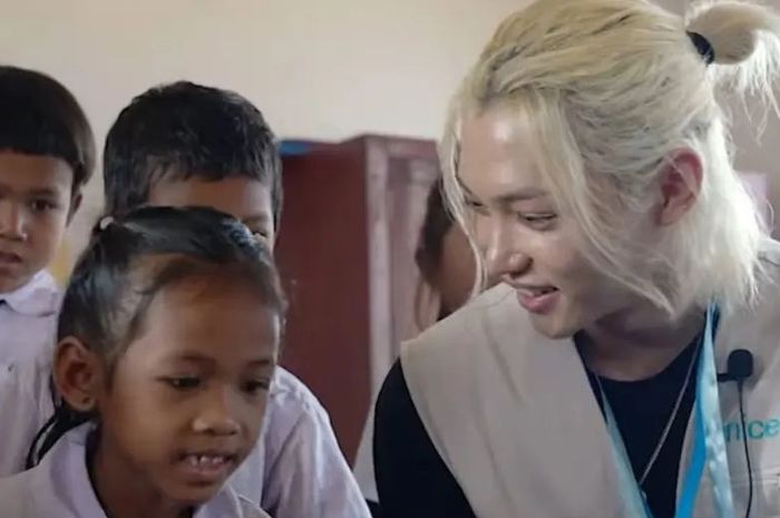 Berkunjung ke SD di Laos bersama UNICEF, Felix Stray Kids Tuai Pujian ...