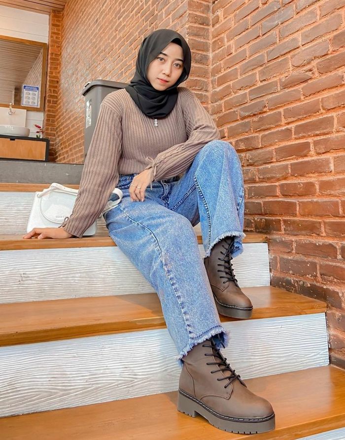 Paduan Outfit Hijab yang Cocok Untuk Sepatu Boots ala Henni Kalista - Semua Halaman - Stylo