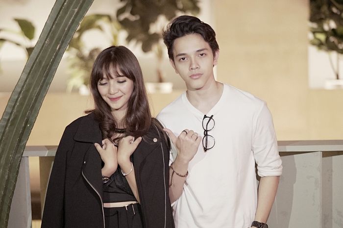 7 Potret Kebersamaan Sheila Dara Bersama Sang Adik 'Bule', Faishal ...