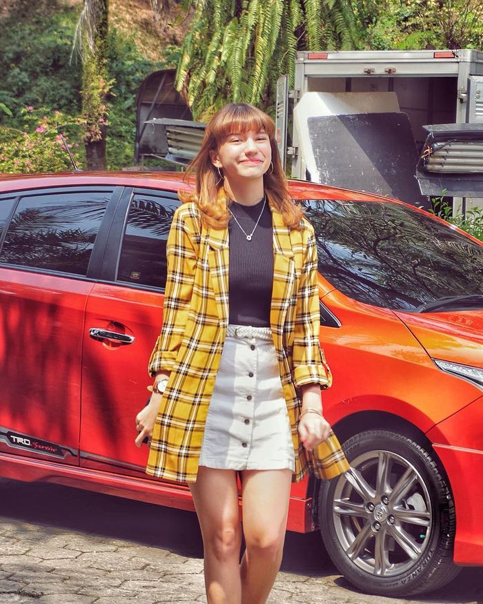 Yuk, Berani Tampil Pakai Outfit Kuning dengan Tiru 5 Gaya Cassandra Lee ...