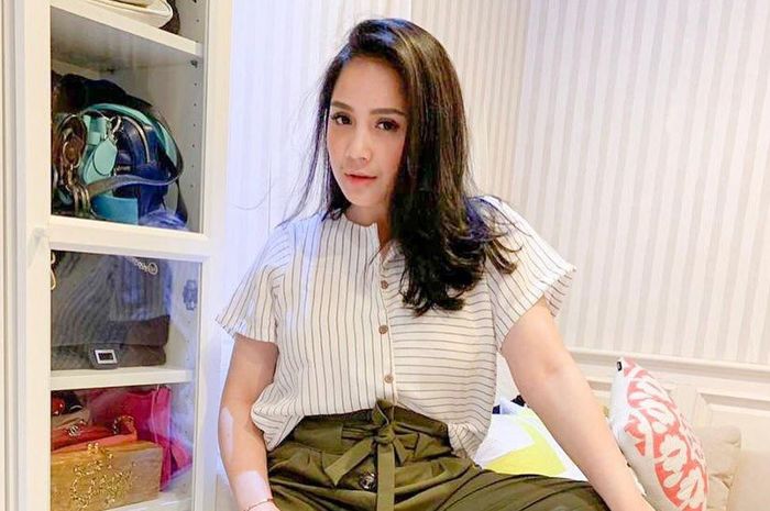 Bukan Dress Longgar, Nagita Slavina Tampil Beda dengan Mini Dress Ketat Pas Body - Semua Halaman ...